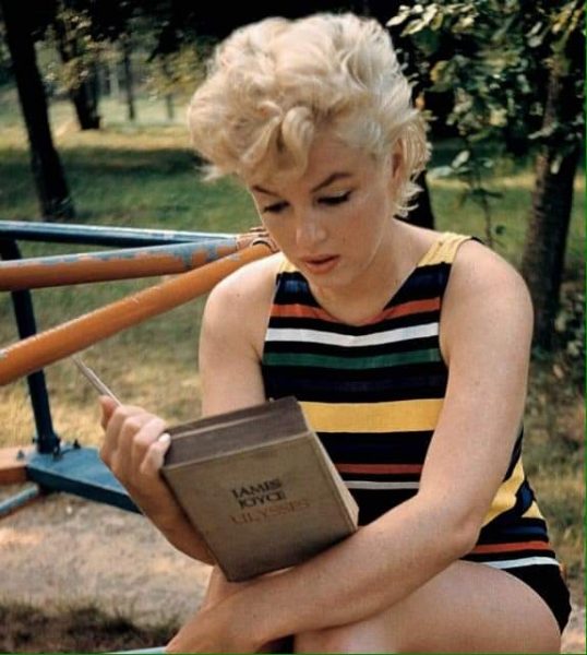 Reading With Marilyn in ‘Yours Retro’ – The Marilyn Report